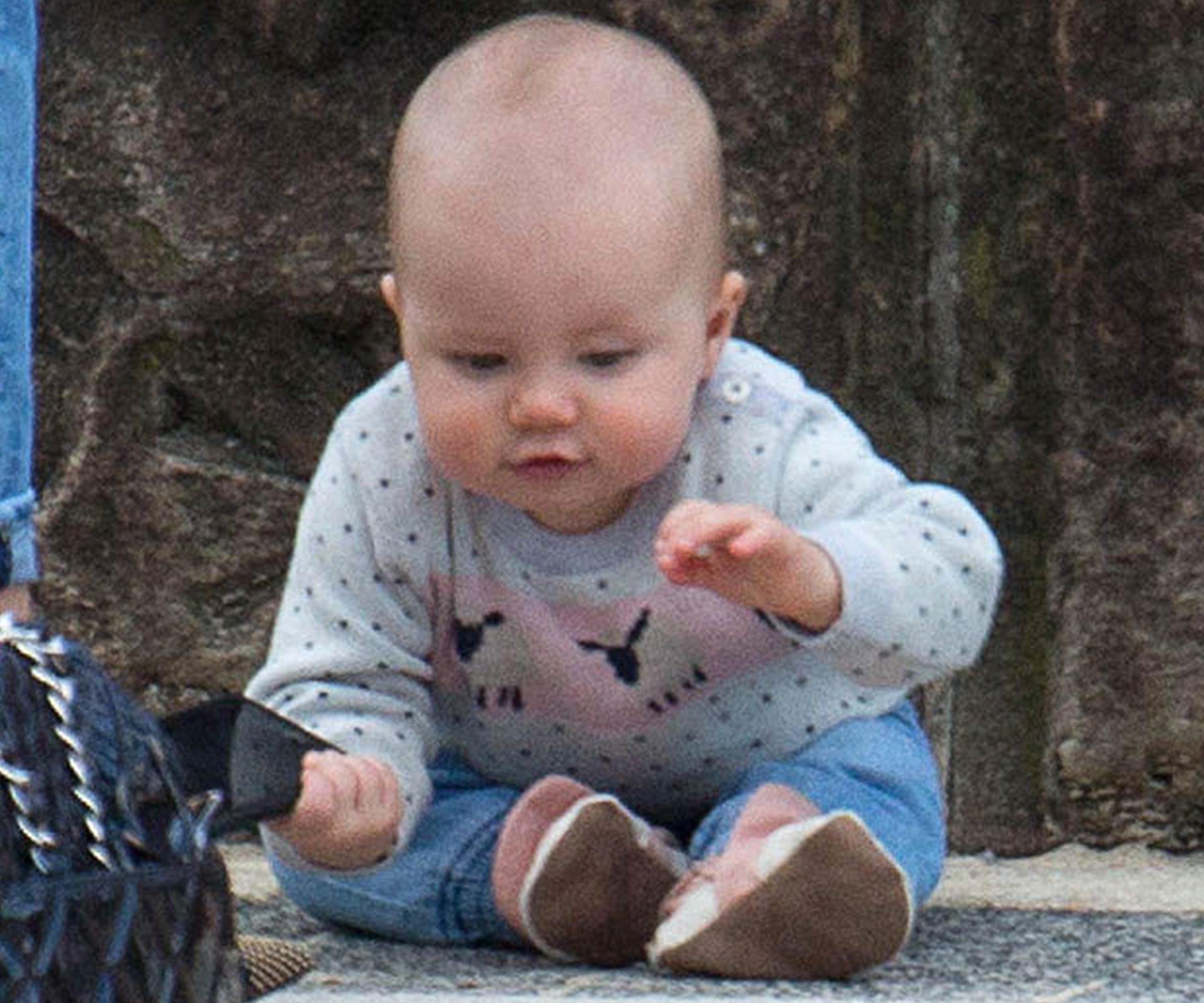 Kate Ritchie goes to the beach with daughter Mae
