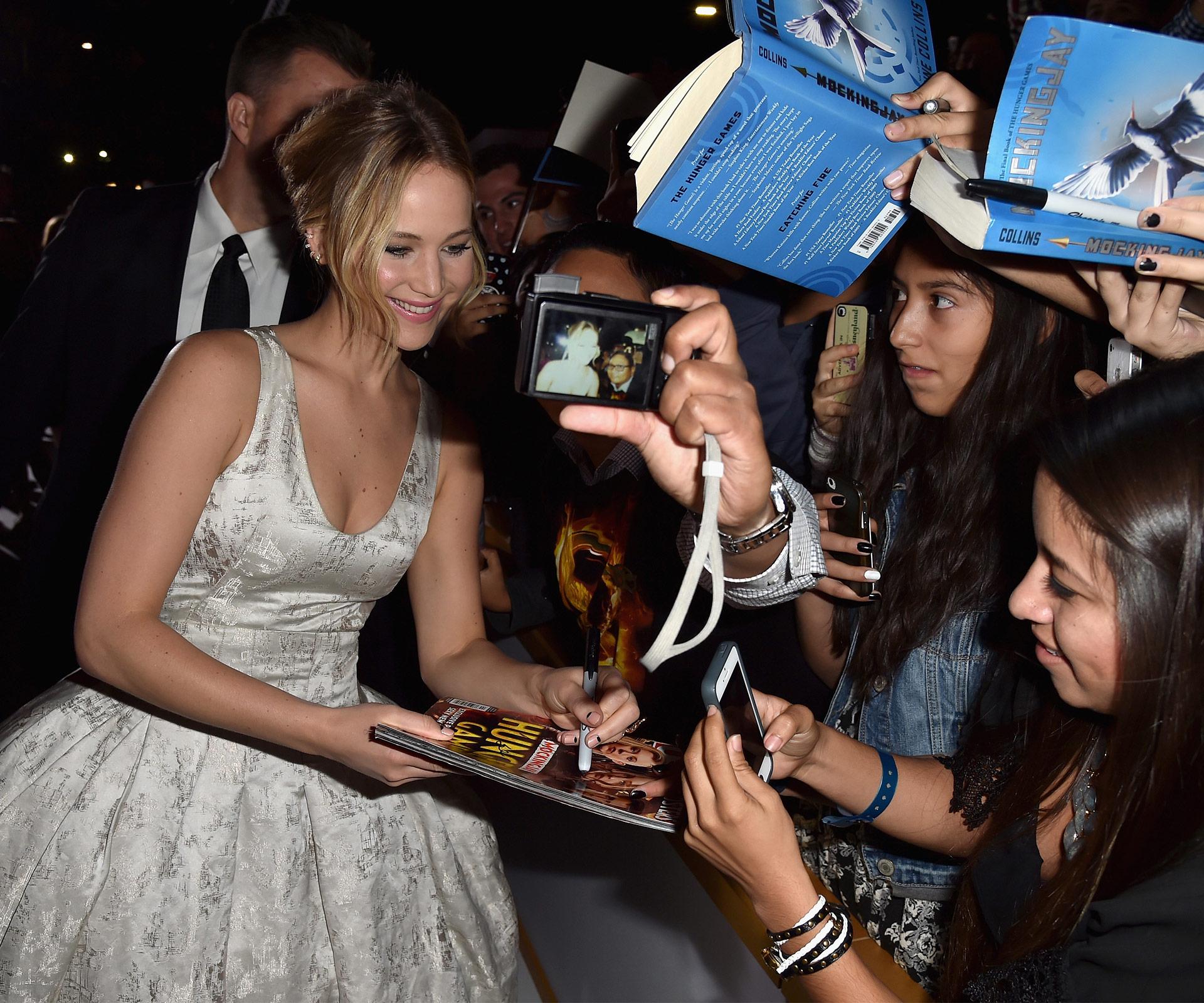 11 left-handed celebrities unite!