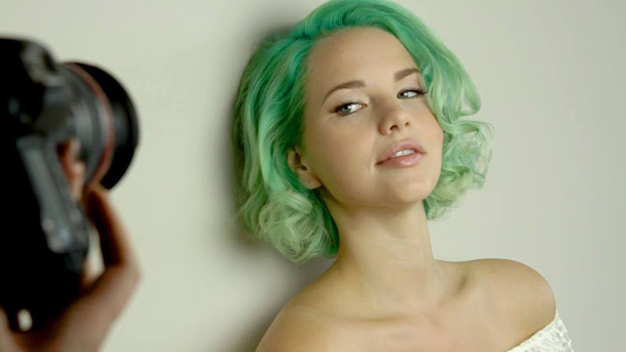Model bares bald head after cancer treatment