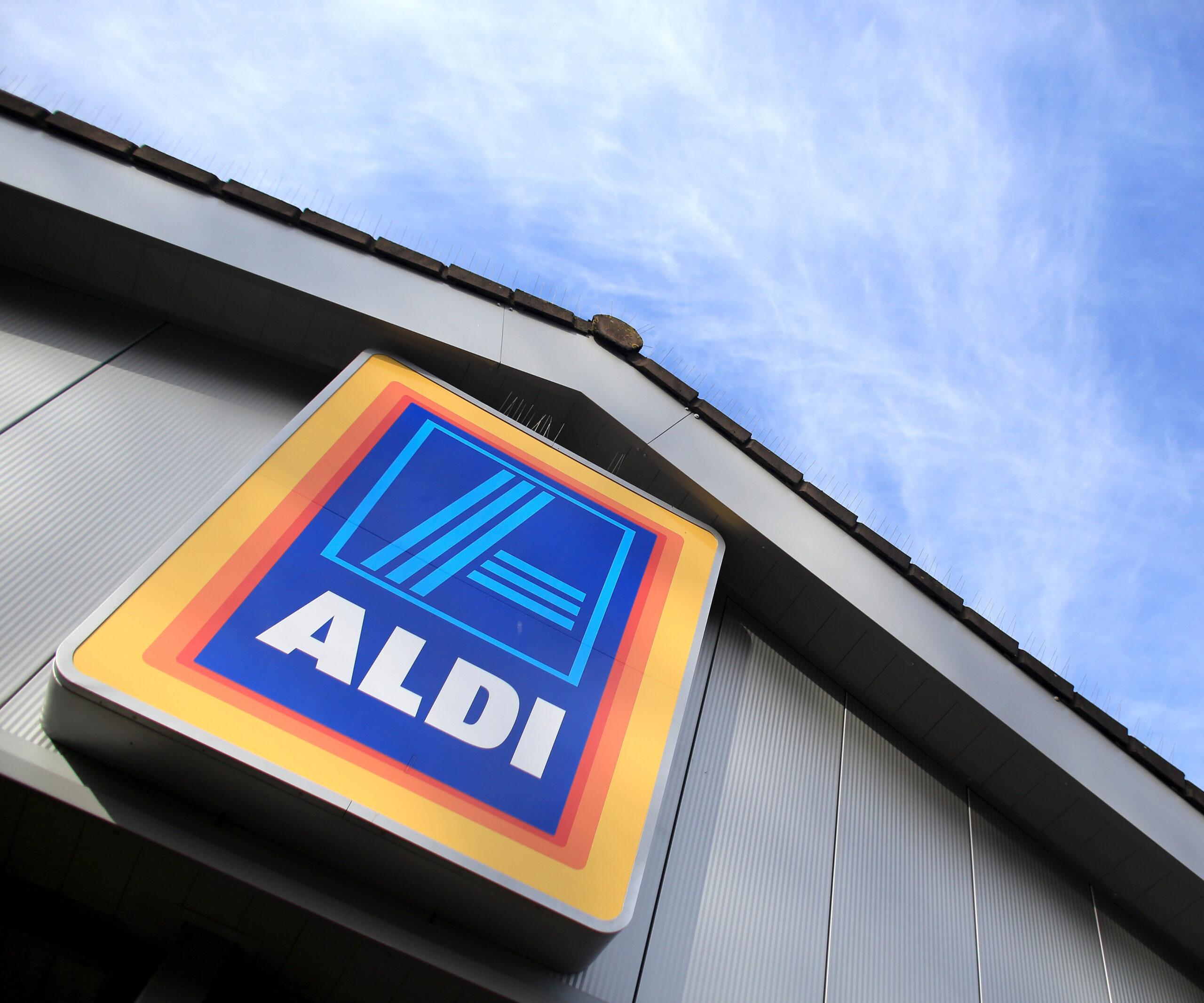 Aldi recall's hot dog buns after metal shavings found