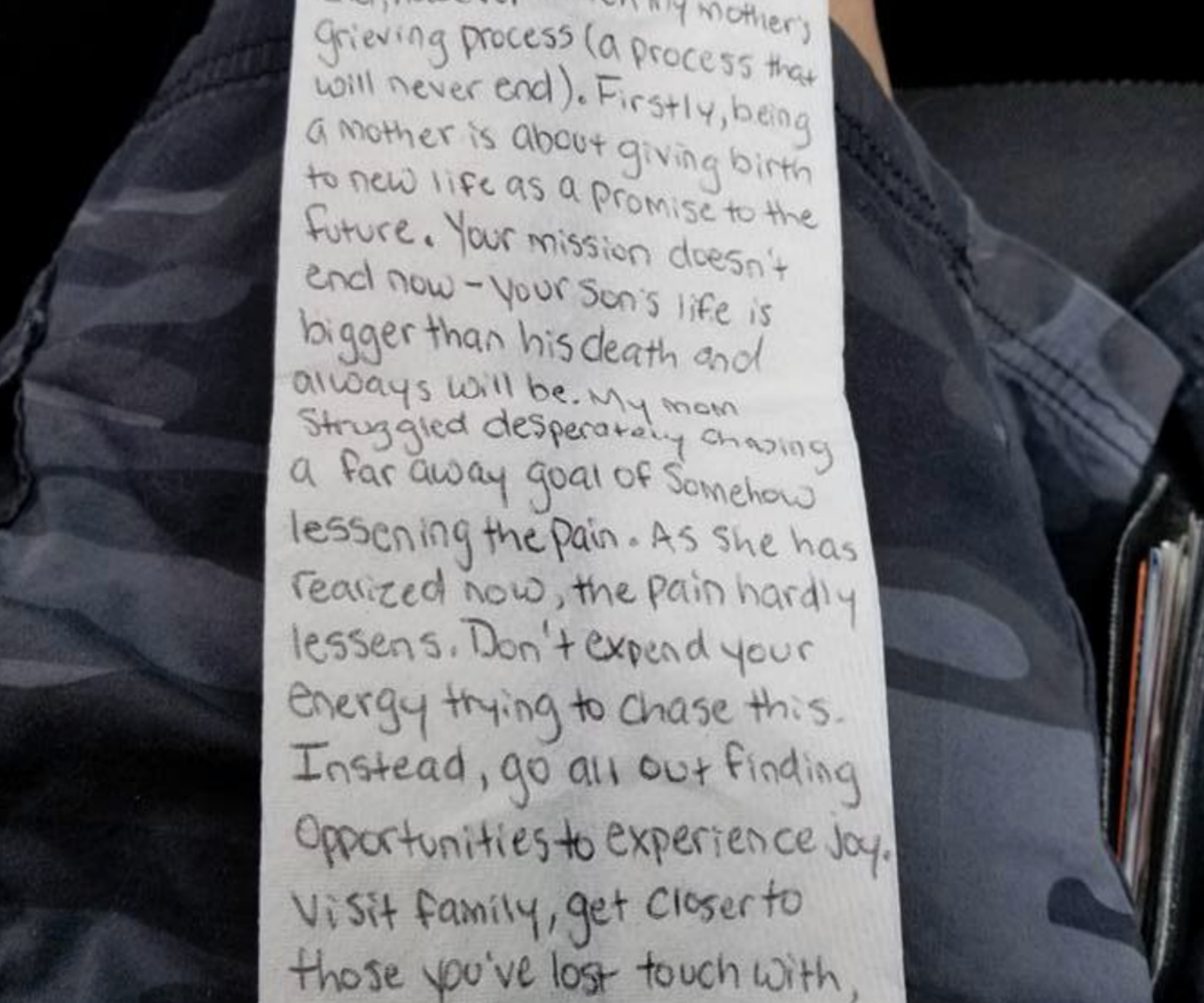 Flight attendant writes heartfelt note to grieving mum