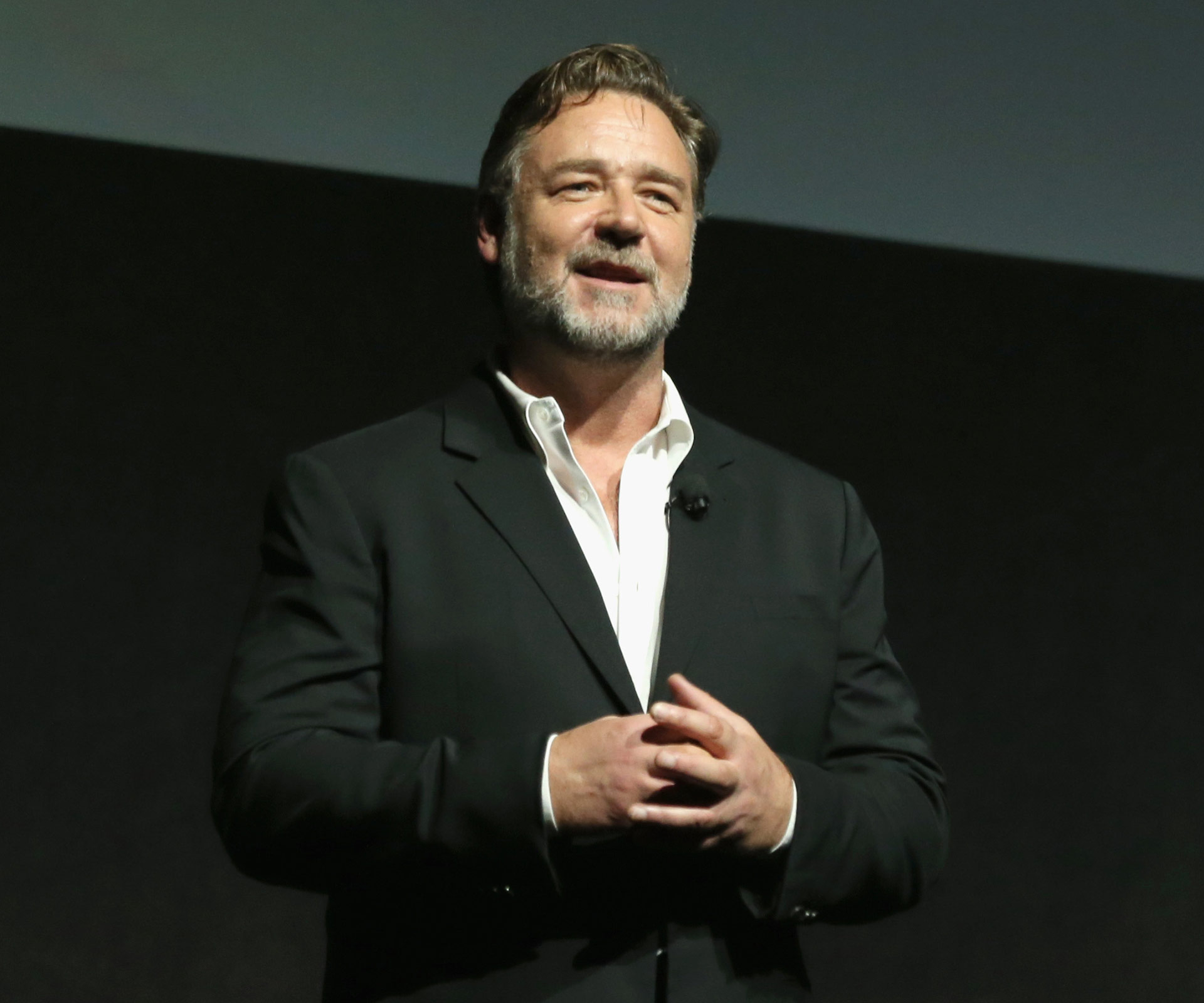 Russell Crowe tells Sunday Style he is ready for love